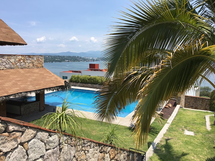 Casa De Piedra, Con Espectacular Vista Al Lago. - Tequesquitengo
