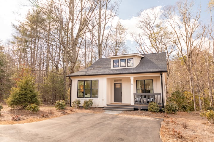 Mountain Breeze Cottage (Short Walk To Waterfall!) - Cashiers, NC