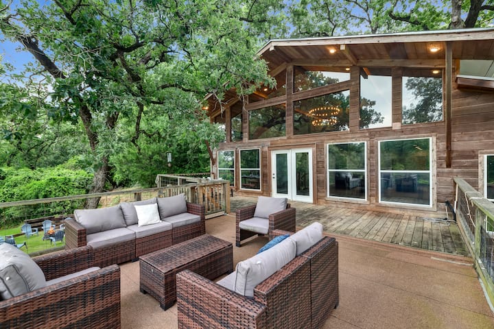 Secluded Cabin On 8 Acres -Deck, Fire Pit & Views - Houston, TX