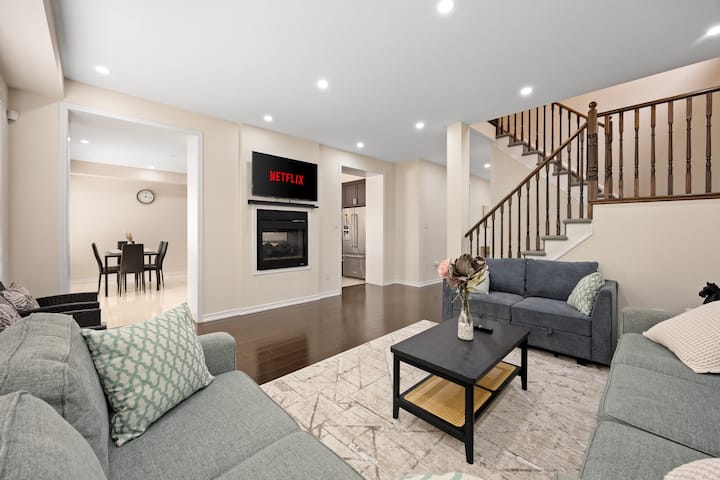 Awesome 4br House ~ Spacious ~ Niagara Falls - Niagara Falls