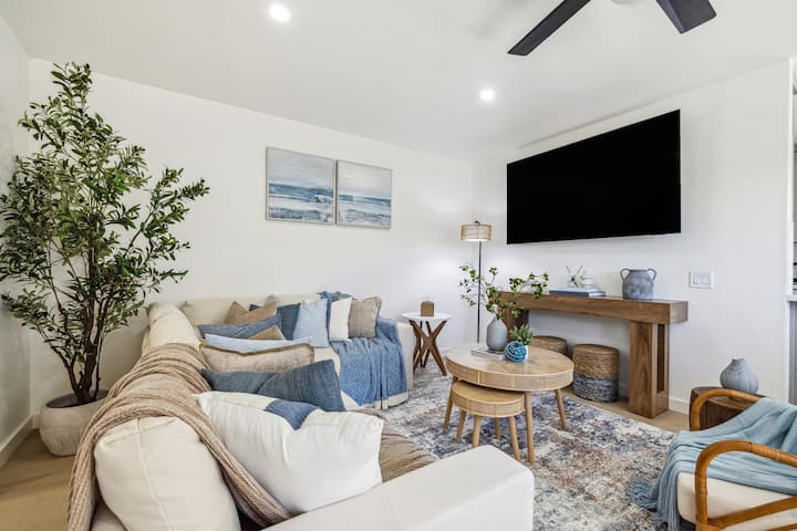 Modern Coastal Gateaway | Backyard, Fam Friendly - Seaside, CA