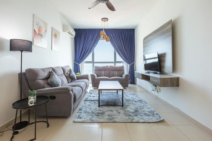 Astonish Seaview : Pool, Wifi & Location Perks - George Town