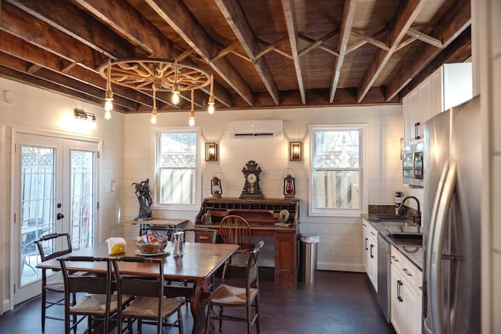 Luxury Historic Carriage House - Washington, D.C.