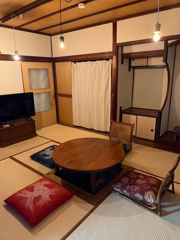 別府駅徒歩9分/再生古民家の一棟貸し/最大6名/一点ものの器や家具に触れ特別な時間を過ごせる宿 - 別府市