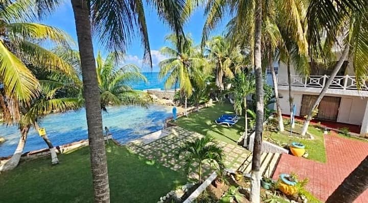 Tropical Beach Front Oasis @ Chrissans Beach Res - Jamaica