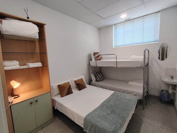 Habitación Privada 4 Personas #105 - Madrid