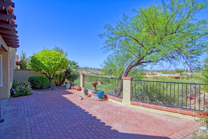 "Scenic Hilltop Escape With Golf Course Vistas" - Oro Valley, AZ