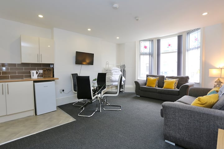 Grand National  1-bed Very Close To Pleasure Beach - Blackpool