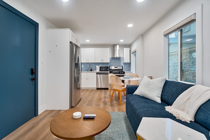 Remodeled 1-br Suite In Beachfront Building - Newport Beach, CA