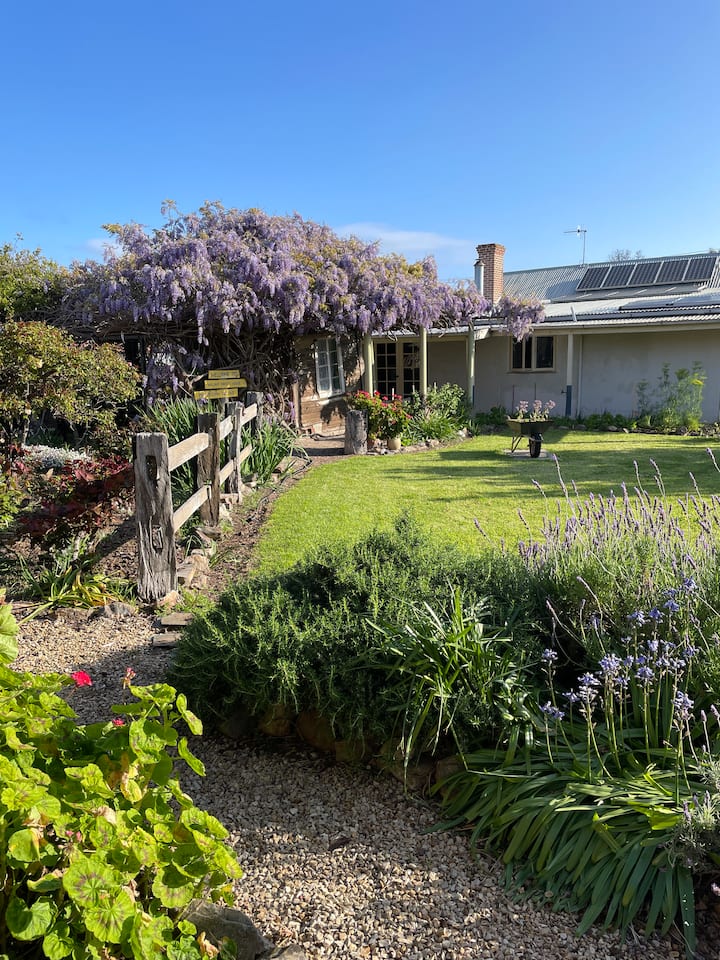 Charming Garden Cottage Close To Beach-normanville - Normanville