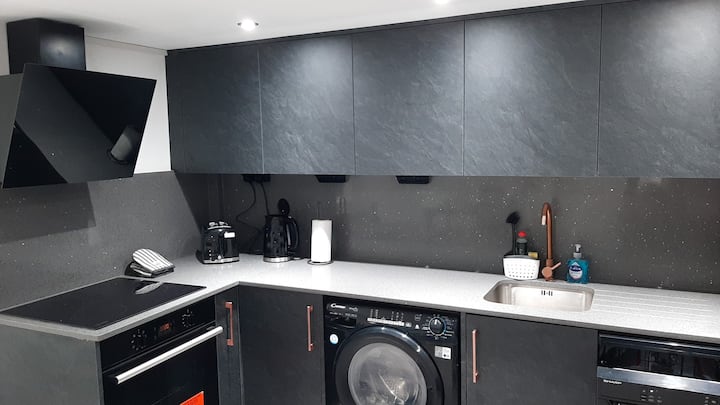 Stylish 3 Bed 3 Ensuites House + Parking & Garden - Reading