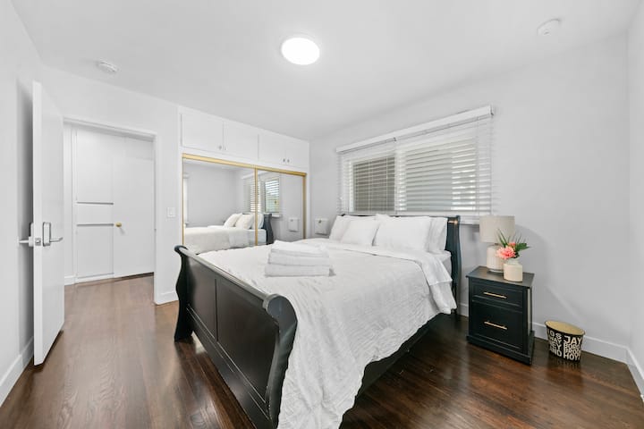 Modern Room Near Lax & Sofi - Luxury Bath & Pool - Los Angeles, CA