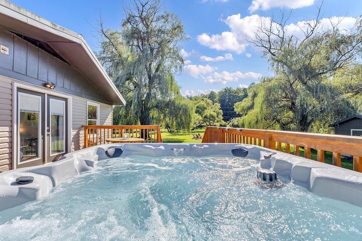 Whispering Willow Retreat | Hot Tub & Fire Pit - Babcock State Park, Clifftop