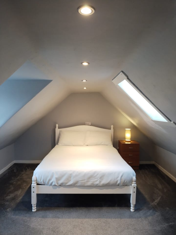 Compact Double Room In The Attic Room No: 5 - Cullen