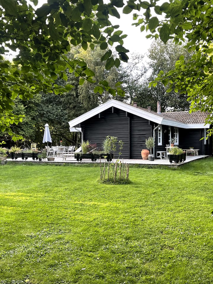 Charmerende Og Hyggeligt Sommerhus I Stille Område - Danmark