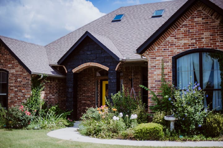 Vibrant Byrd House - Lake Overholser, OK