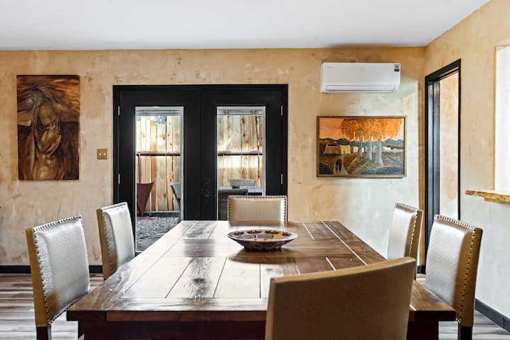 Luxx Lodge - King Suite, Full Kitchen, Sauna - Taos, NM