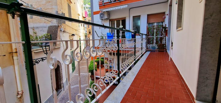Apt. W/balcony Beachside Near Shops/restaurant - Minori