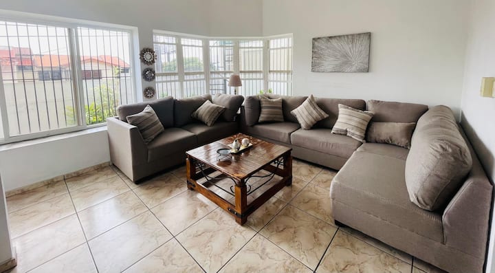 Elegant 4br 3 Baths Home In Upscale Escalon - San Salvador