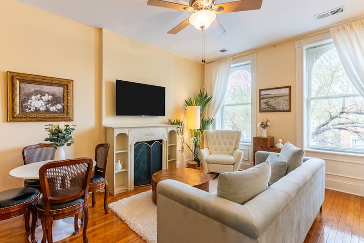 22 Club: 2 Br Nest In The Grove - University City, MO