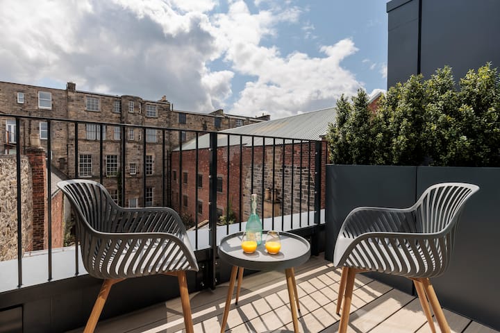 Stylish 1-bedroom Executive Suite With Terrace - Edinburgh, UK