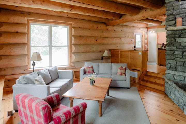 Cedar Crest Log House -Pond, Brewery & Lake Access - Prince Edward