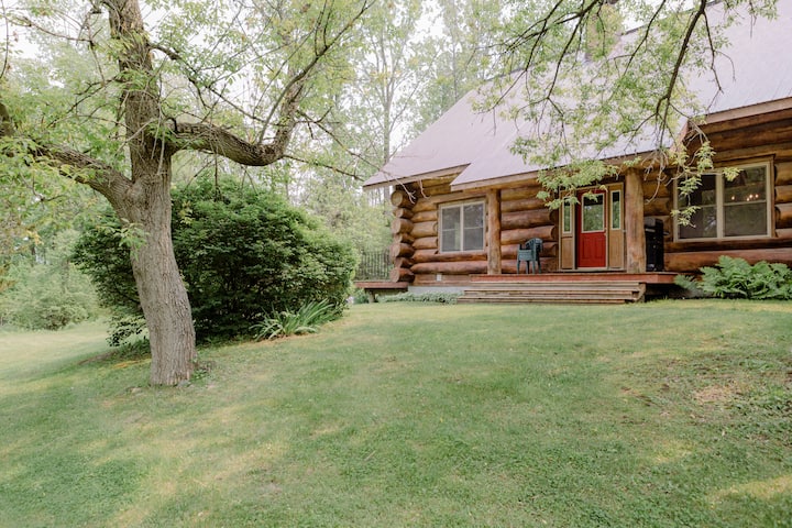 Cedar Crest Log House -Pond, Brewery & Lake Access - Prince Edward