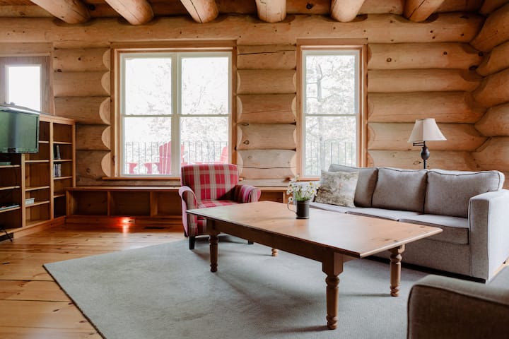 Cedar Crest Log House -Pond, Brewery & Lake Access - Prince Edward County