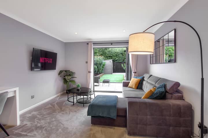 2 Bedroom Home With Garden And Parking - Stevenage