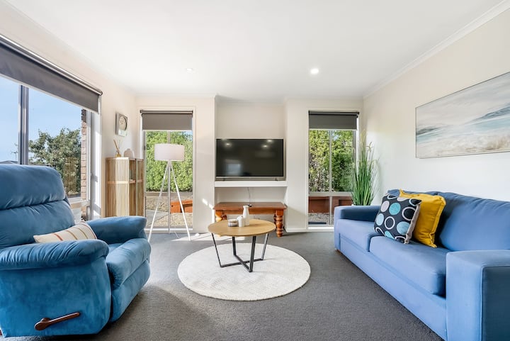 Modern & Spacious Howrah Home, Two Bathrooms. - Tasmania