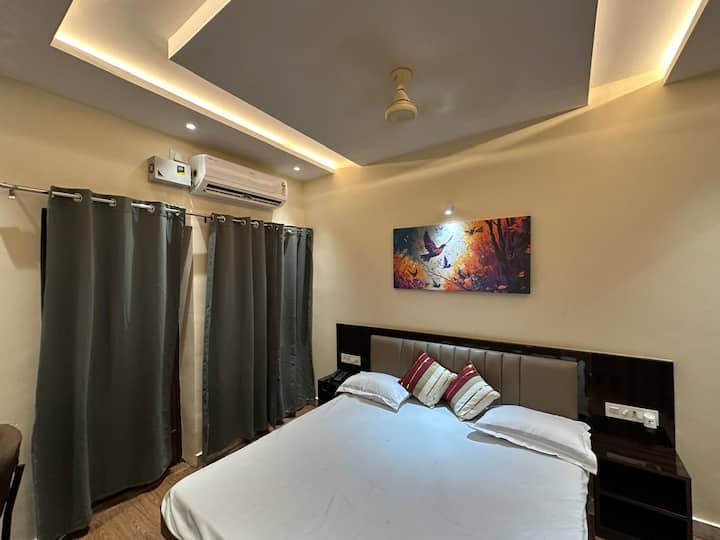 Kashi Smart Room: Balcony, Wi-fi Nr Temple & Ghats - Varanasi