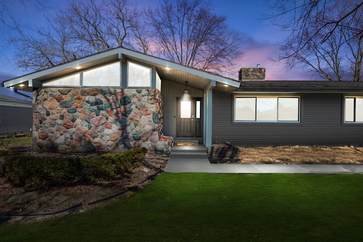 Mid-century Modern Beauty - Sterling Heights, MI