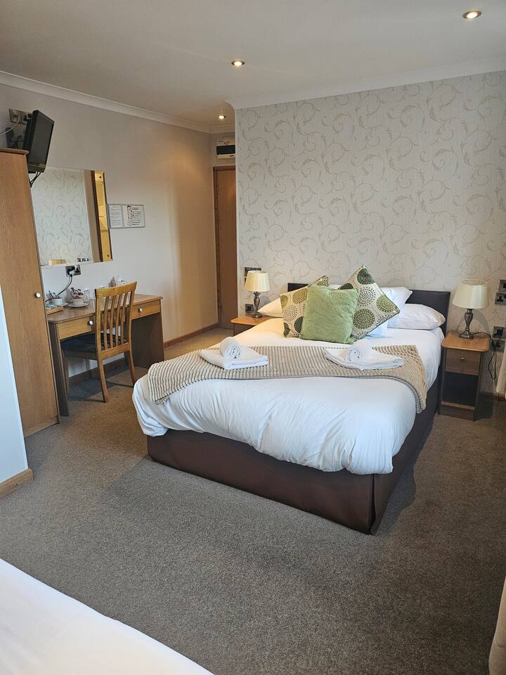 Cosy Family Room & Breakfast - Rhayader