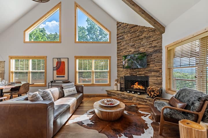 New & Luxe: Spacious Cabin With View, Spa, Theater - Mineral Bluff, GA