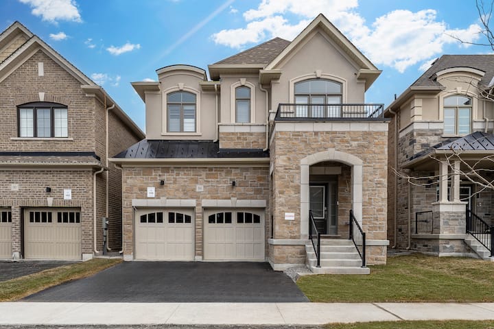 Modern Comfort In Clarington - Clarington