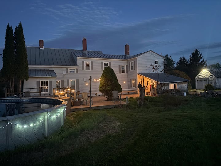 Charming And Rustic Farm House 3 Bedrooms 2+baths - Maine