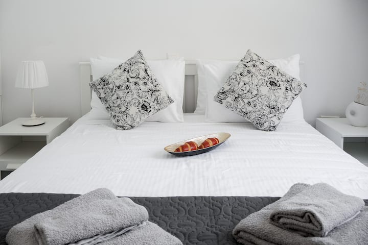 Stylish Suite | 5min To Beach, Bars & Center - Kato Paphos