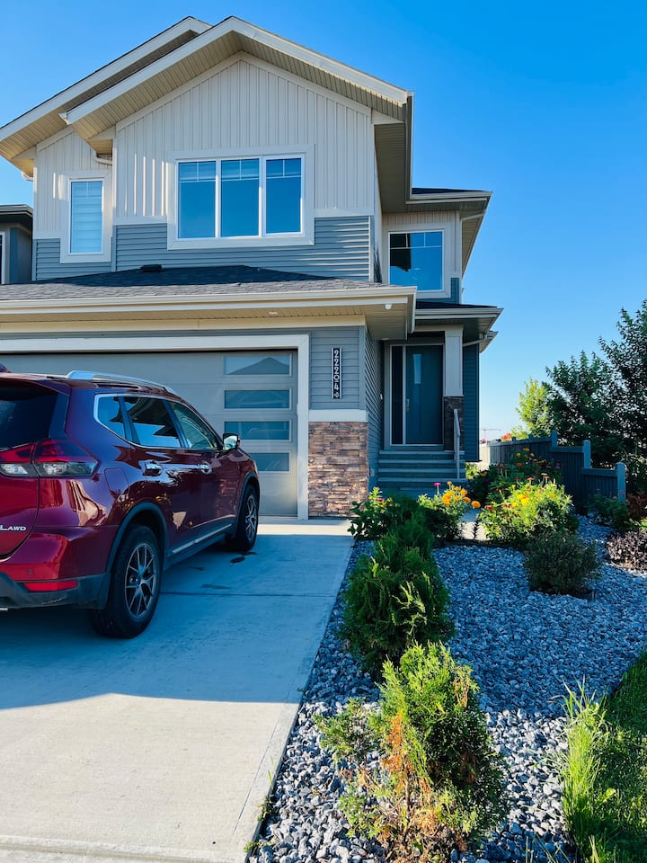 The West Edmonton Oasis (3 Bedrooms- Max 6 Guests) - Edmonton