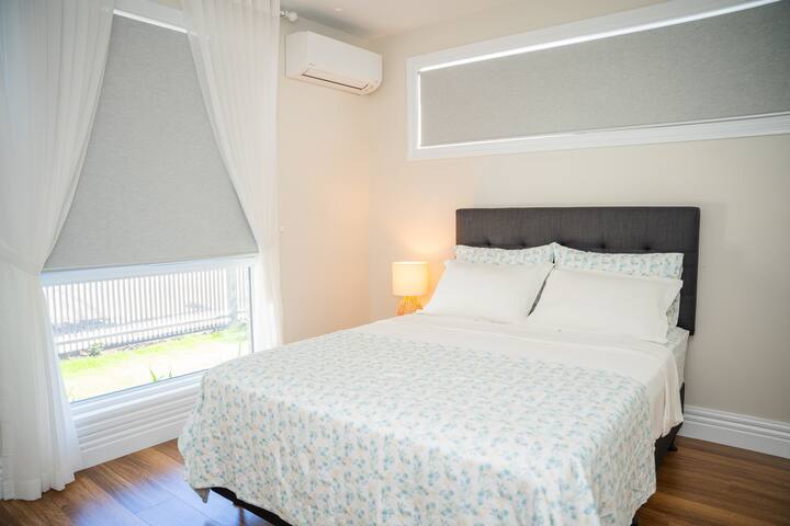 Spacious Master Bedroom & Ensuite In New Home - Tottenham