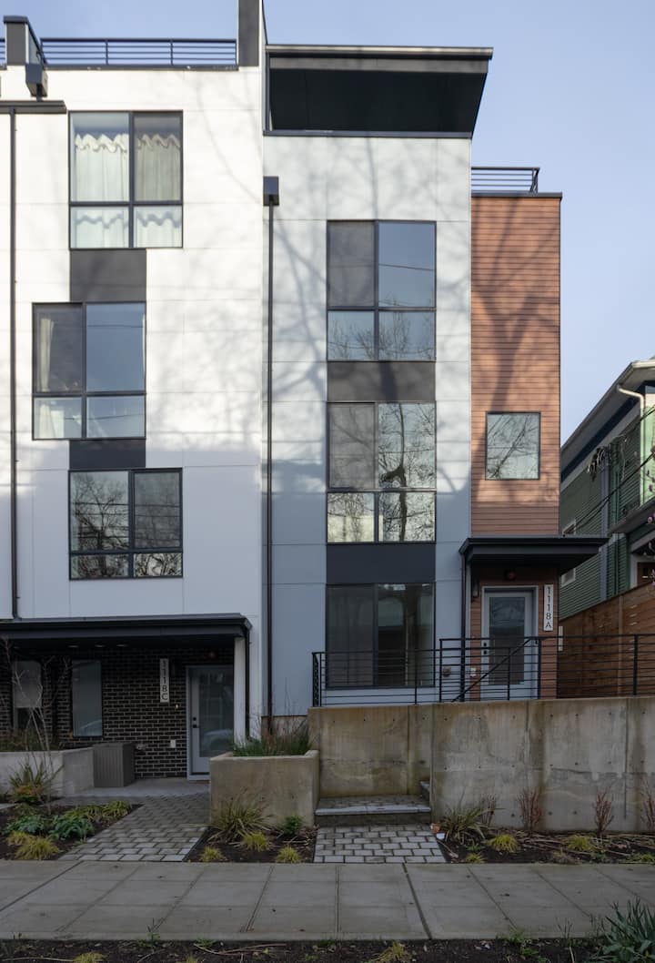 Capitol Chill - Modern Luxury Townhouse - Seattle, WA