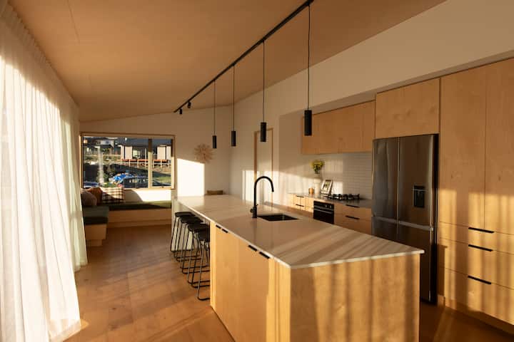 Alpine Retreat - Sunny And Spacious New Home - Wanaka