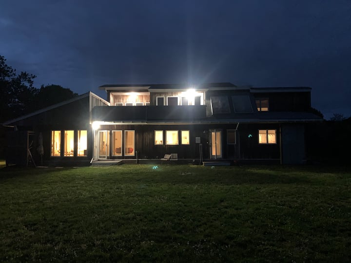 Modernist Haven With 50 Ft Long Pool On 1.6 Acres - Greenport, NY