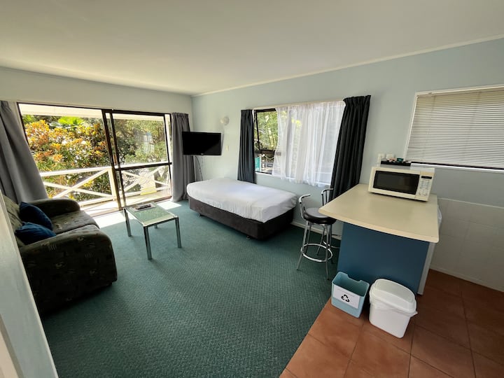 *Marlin Court Motel - One Bedroom Apartment* - Russell