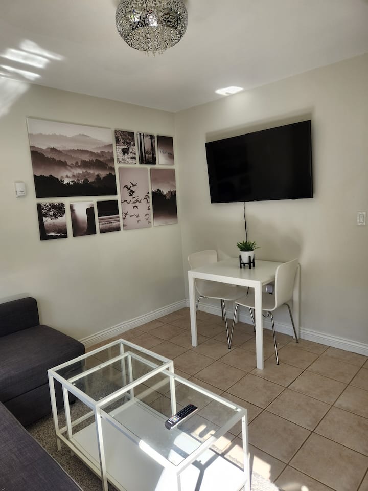 Quiet & Cozy Private Suite
5-min Walk To Skytrain - Vancouver