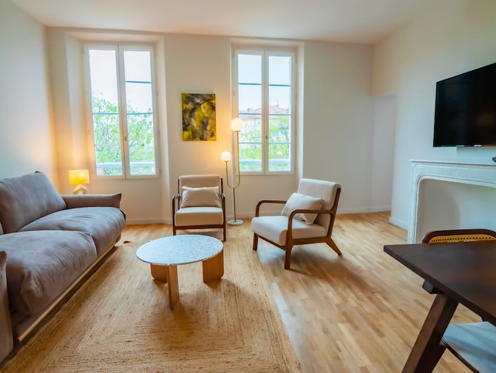 #201 Pl. Nationale-2br For 6-bright And Easy Acces - Antibes
