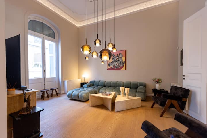 A Blend Of Art & Architecture In Center By Etouri - Athens