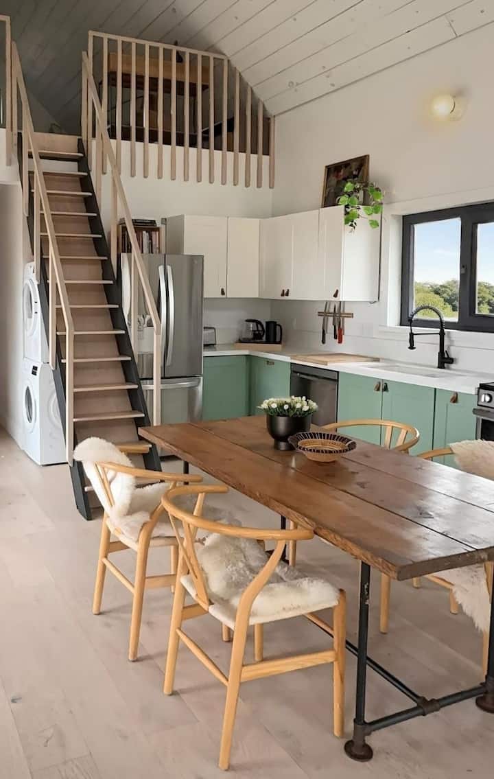 Signal House | Stylish Waterview Retreat | Waupoos - Napanee