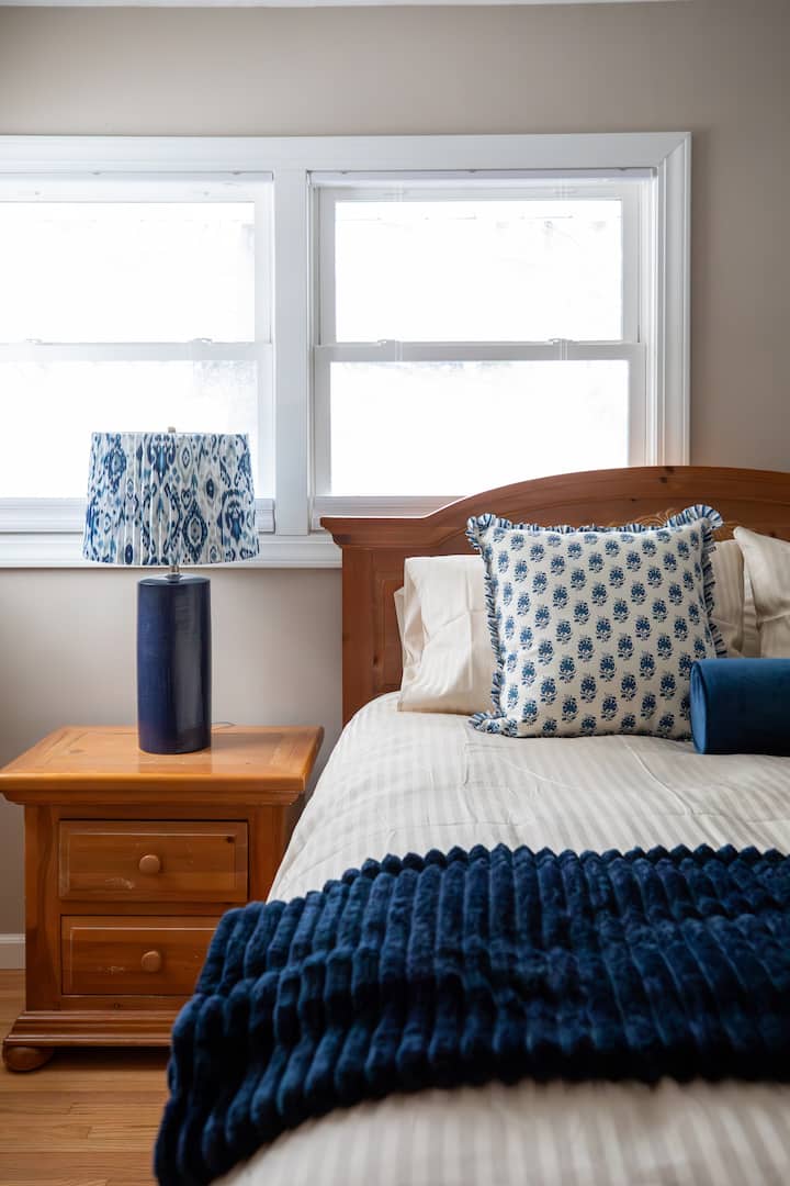 Charming Retreat Close To Wayzata: The Gilded Loon - Wayzata, MN