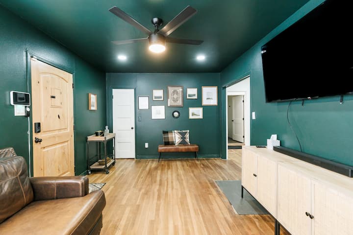 Irish Goodbye | Stylish Retreat Near Texas Tech - Lubbock, TX