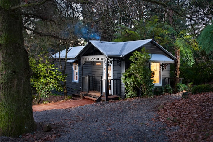 Romantic Escape At Leddicott Cottage - Dandenong Ranges